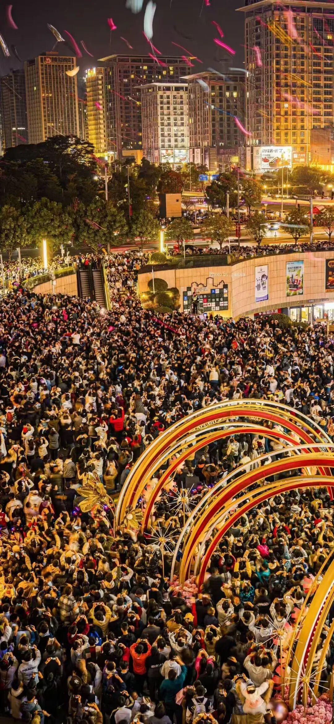 人山人海！全东莞的人都出动了吗？现场直击→_南方+_南方plus