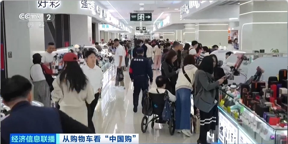 火爆！外国游客涌入，疯狂“扫货”！直呼“太划算了”→_南方+_南方plus