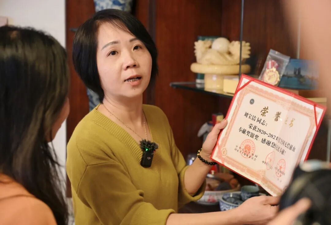 广东女子坚持28年不熬夜，得知原因后网友哭了！_南方+_南方plus