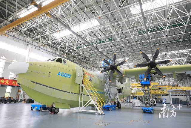 既是会飞的船，也是会游泳的飞机……“鲲龙”AG600是如何做到的？_南方+_南方plus