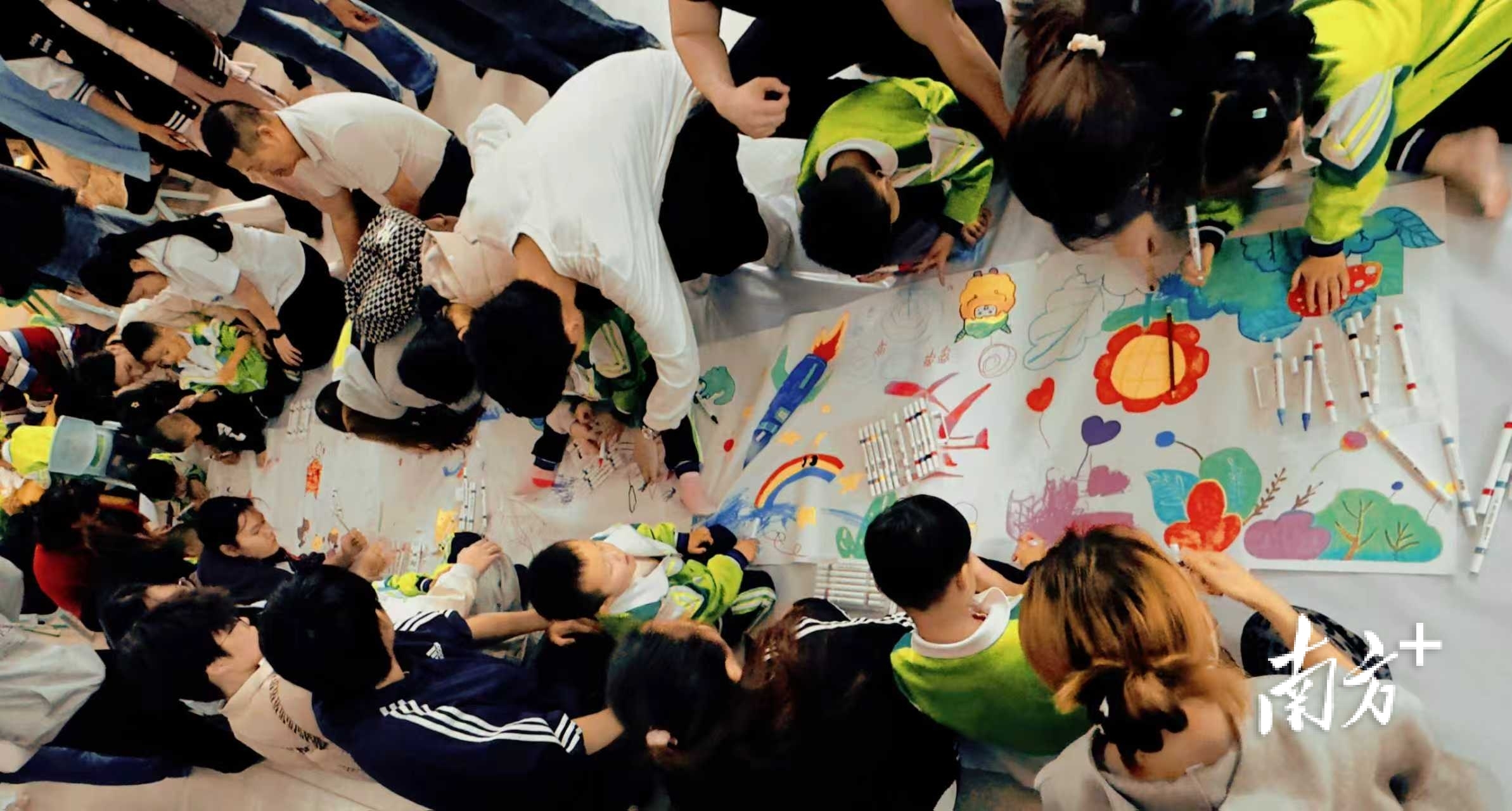 岭师美院开展助残活动，用画笔服务社会_南方+_南方plus